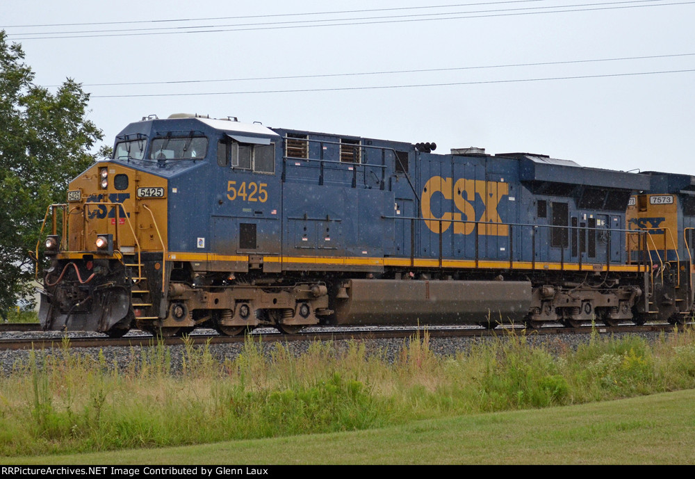 Taking pics of CSX 5425 while standing in the rain